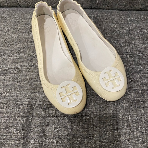 Tory Burch | Shoes | Tory Burch Cream White Logo Flats Women Size 75 ...